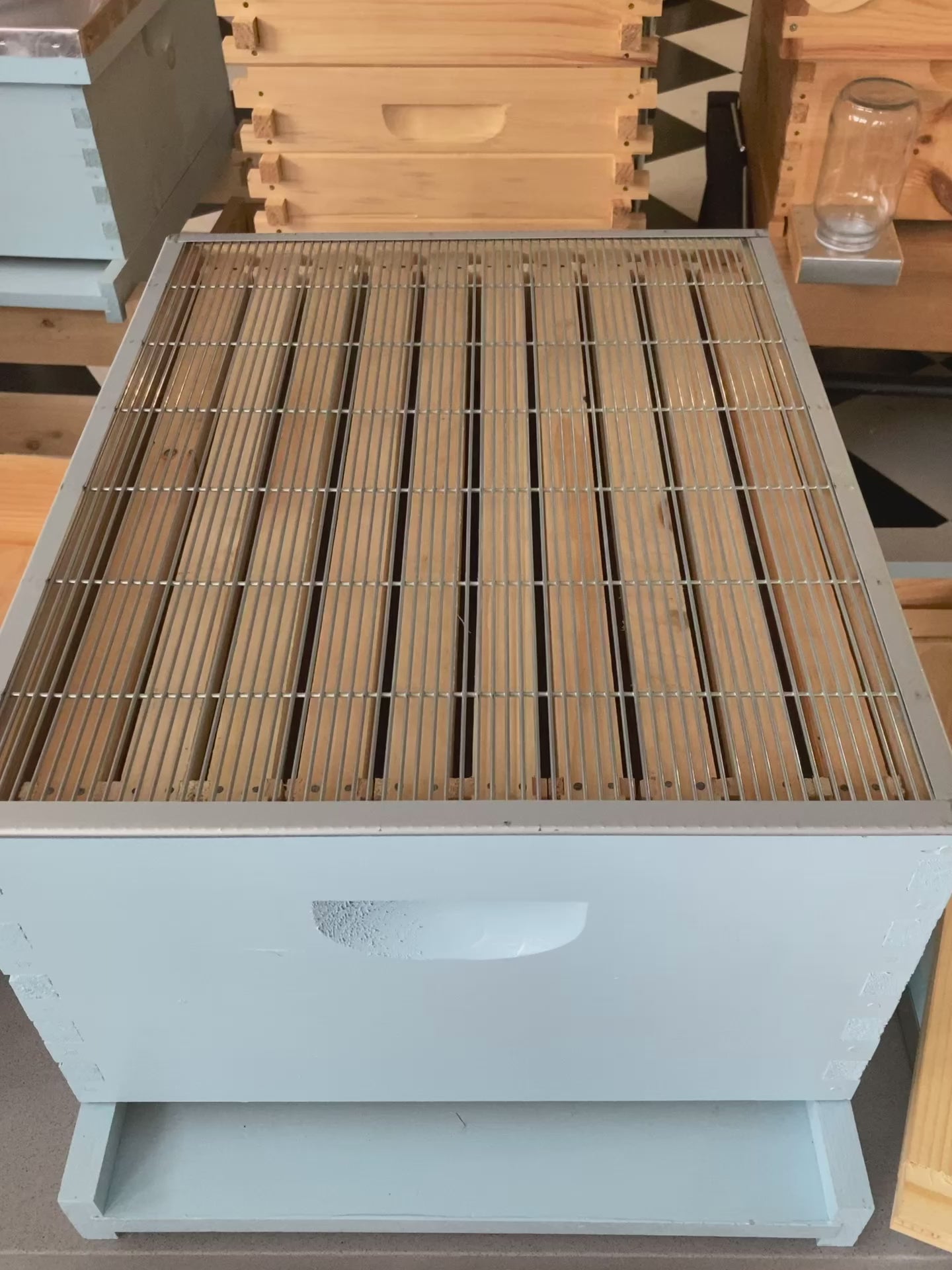 8 Frame Queen Excluder Metal – BeeMan Direct